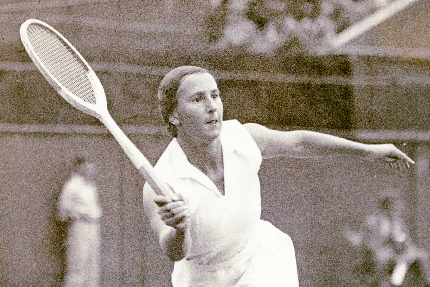 Dorothy Round on court in 1937